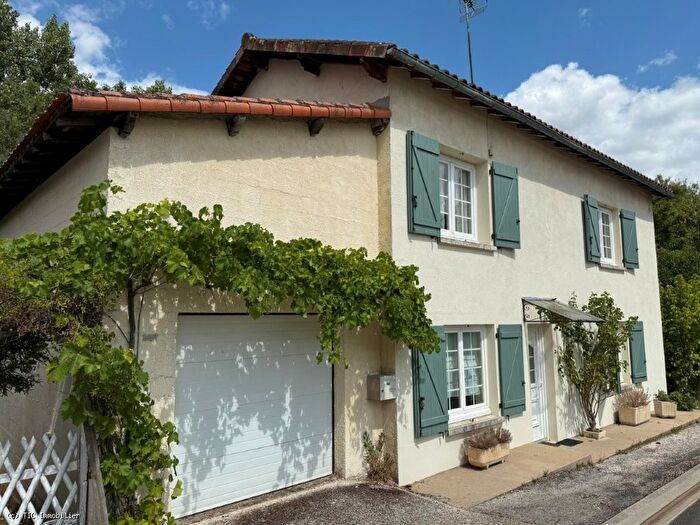 Maison à vendre - Ruffec - 4 pièces - 3 chambres