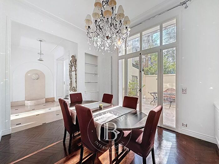 Maison à louer - Neuilly-sur-Seine, Parc de Neuilly - 9 pièces - 5 chambres