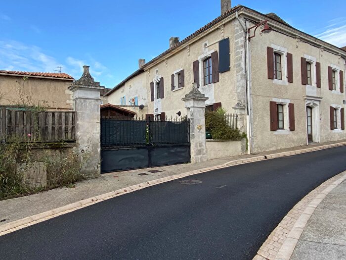 Maison à vendre - Saint-Séverin - 6 pièces - 4 chambres