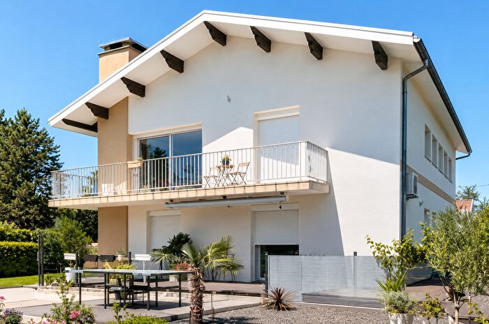 Maison 8 pièces à Malissard, à vendre
