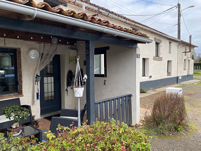 Maison à vendre - Millac - 10 pièces - 5 chambres