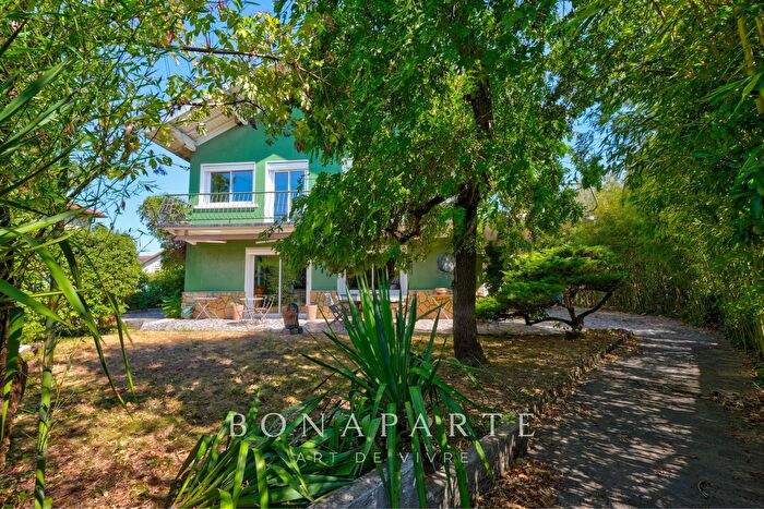 Décines-Charpieu, Bonneveau : Maison 9 pièces à vendre