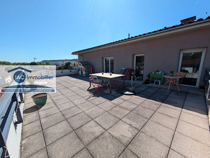 Appartement à vendre - Pierre-Bénite - 5 pièces - 3 chambres