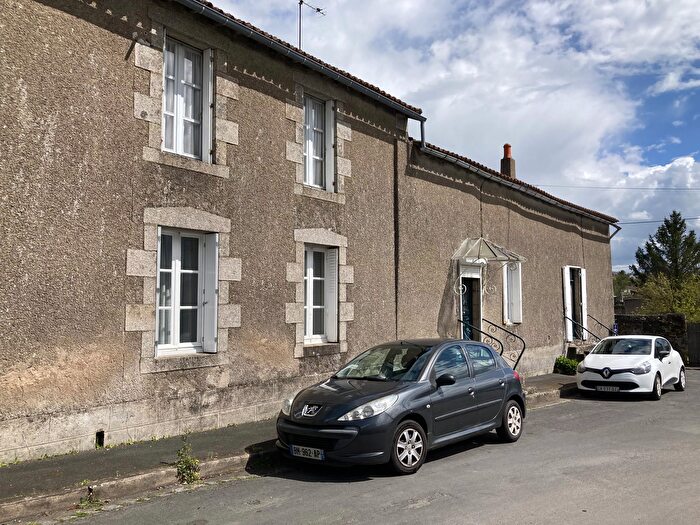 Maison 10 pièces à Châtillon-sur-Thouet, à vendre