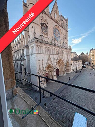 Appartement à louer - Vieux Lyon, Lyon ème arrondissement - 4 pièces - 3 chambres