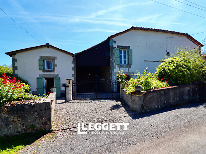 Maison 9 pièces à Montbron, à vendre
