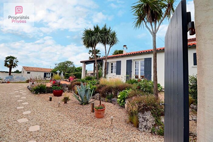 Pont-l'Abbé-d'Arnoult : Maison 8 pièces à vendre
