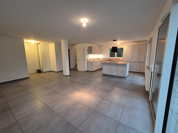 Maison à louer - Cranves-Sales - 5 pièces - 4 chambres