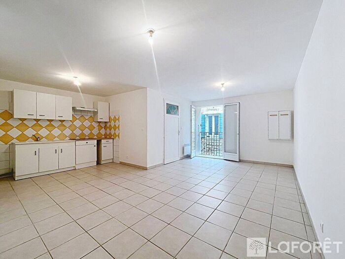 Centre Ville, Roquemaure : Appartement 3 pièces à louer