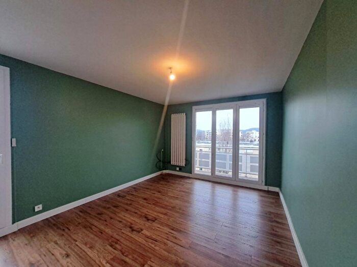 Appartement à louer - Centre Ville Est, Bourgoin-Jallieu - 3 pièces - 2 chambres