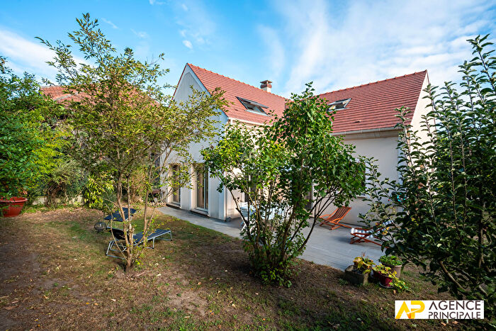 Le Mesnil-le-Roi : Maison 9 pièces à vendre