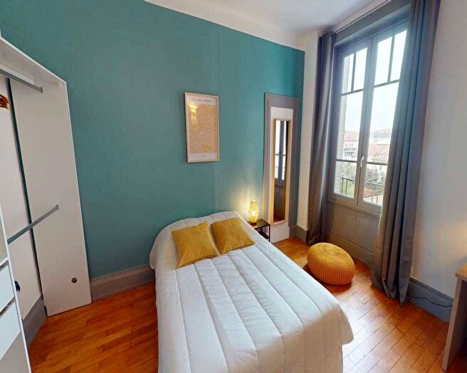 Appartement à louer - Saint Louis, Lyon ème arrondissement - 4 pièces - 8 chambres