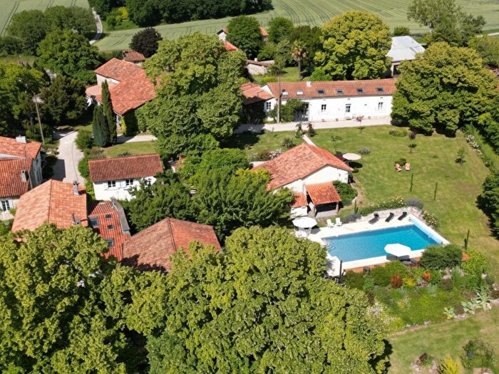 Maison 18 pièces à Aubeterre-sur-Dronne, à vendre