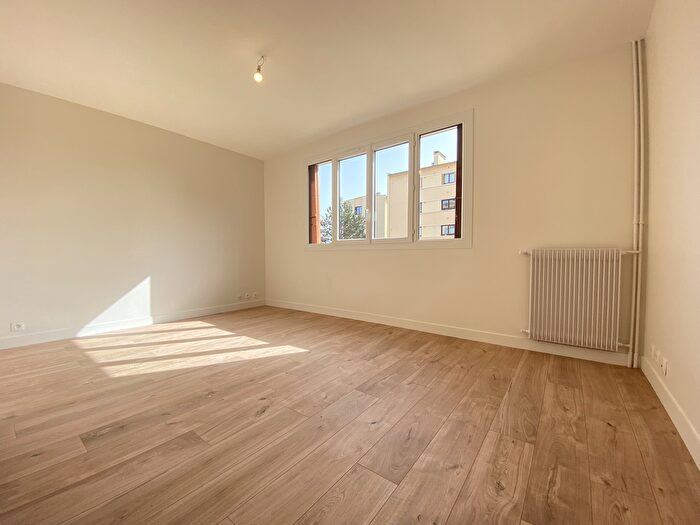 Appartement à louer - Les Clayes-sous-Bois, Centre-ville - 3 pièces - 2 chambres