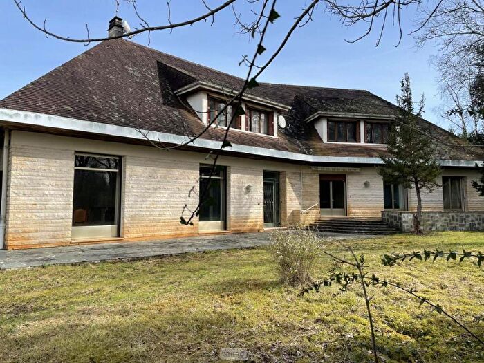 Maison à vendre - Javerlhac-et-la-Chapelle-Saint-Robert - 7 pièces - 5 chambres