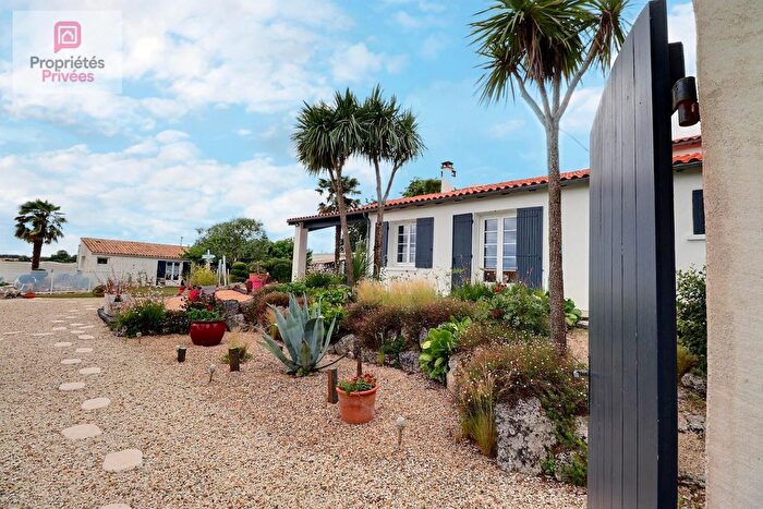 Maison 8 pièces à vendre à Pont-l'Abbé-d'Arnoult