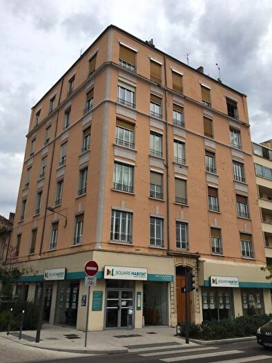 Appartement à louer - Villeurbanne - 4 pièces - 2 chambres