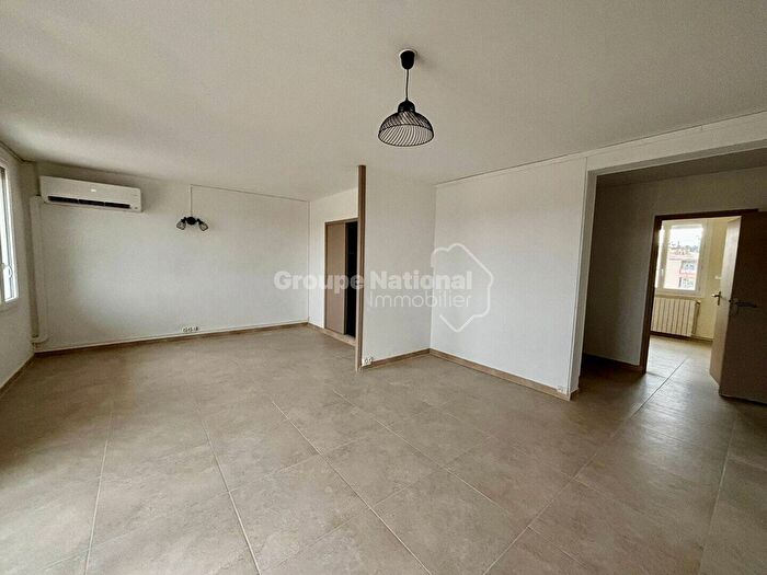 Appartement à louer - Les Fontêtes, Beaucaire - 3 pièces - 2 chambres