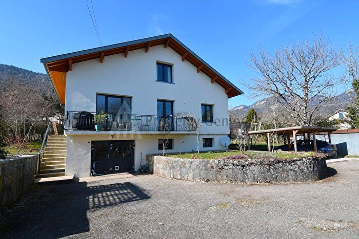 Maison à louer - Gex - 9 pièces - 6 chambres