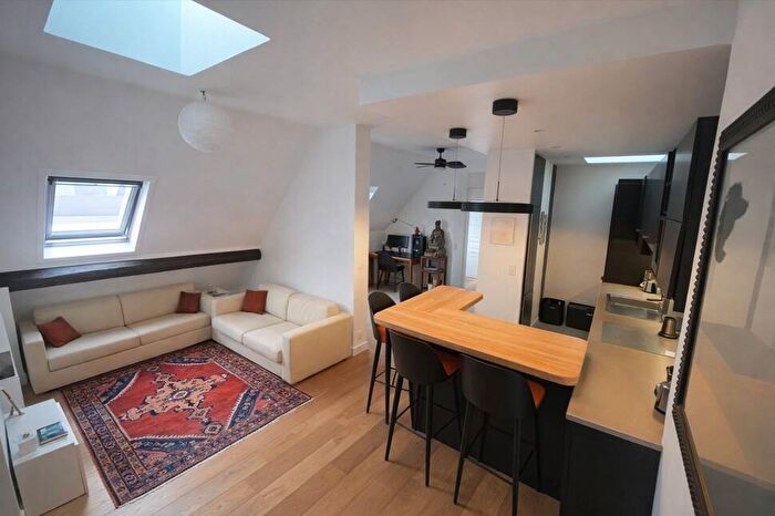 Appartement à louer - Mairie, Paris ème arrondissement - 4 pièces - 3 chambres