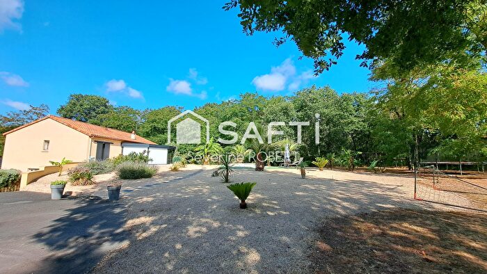 Maison à vendre - Roiffé - 8 pièces - 3 chambres