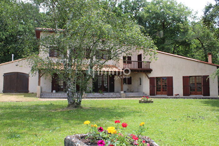 Maison 13 pièces à vendre à Montmoreau-Saint-Cybard
