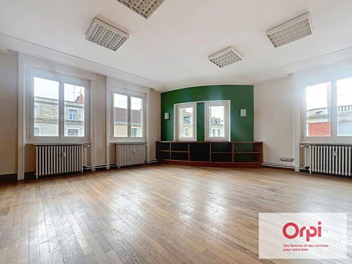 Appartement à louer - Cité Bretonnie-Chatelet-Favieres-Conches, Montluçon - 4 pièces - 3 chambres