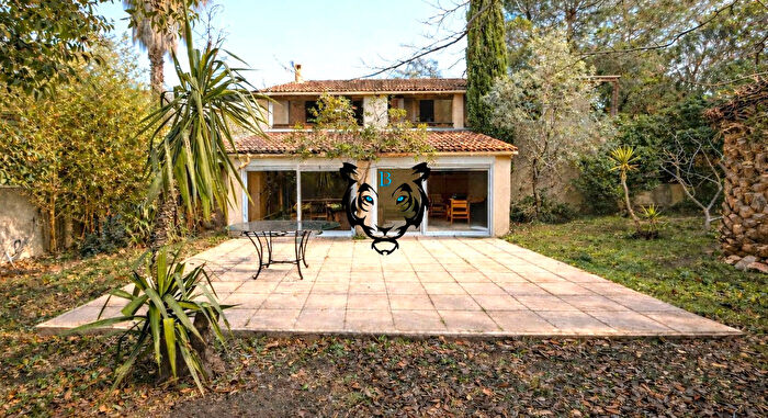 Maison à vendre - Roquebrune-sur-Argens, La Bouverie - 6 pièces - 6 chambres