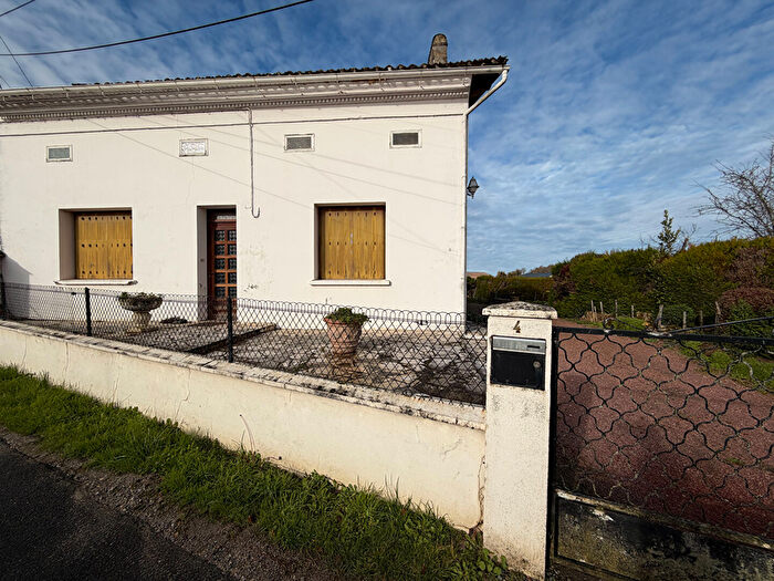 Maison à vendre - Lussac - 4 pièces - 3 chambres