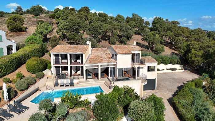 Roquebrune-sur-Argens, Les Terrasses : Maison 7 pièces à vendre
