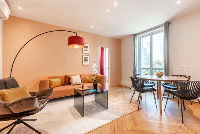 Appartement à louer - Hoche-Friedland, Paris ème arrondissement - 4 pièces - 2 chambres