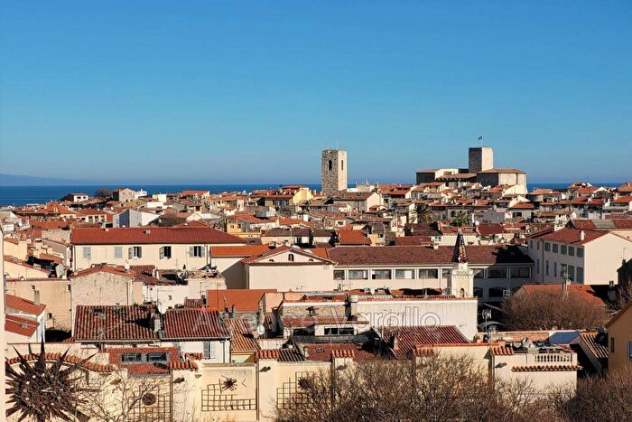 Appartement à louer - Place de Gaulle, Antibes - 3 pièces - 2 chambres
