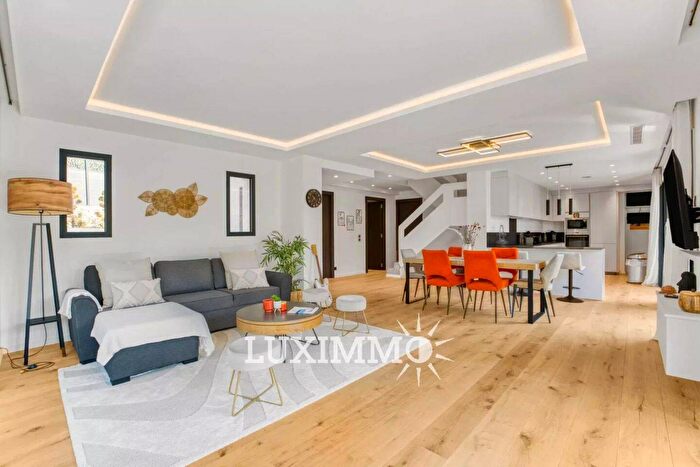 Maison 8 pièces à Village-Le Val-Cabrieres, Mougins, à louer