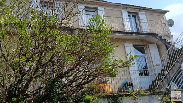 Maison à vendre - Saint-Laurent-de-Belzagot - 9 pièces - 5 chambres