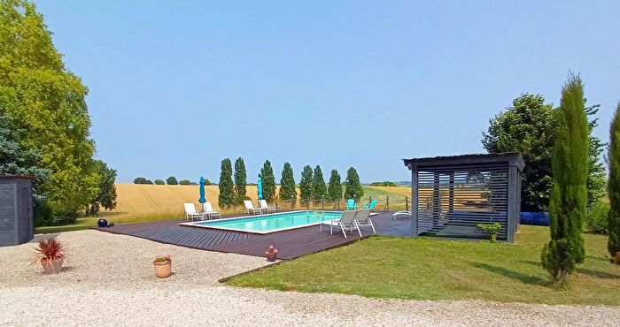 Maison à vendre - Aubeterre-sur-Dronne - 11 pièces - 8 chambres