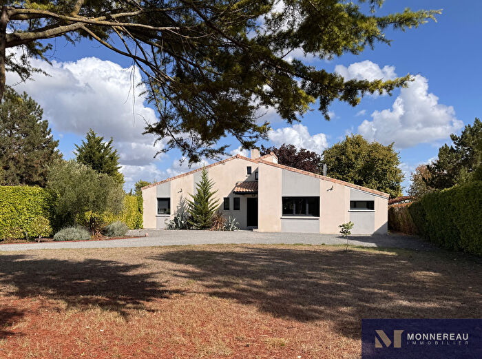 Barbezieux-Saint-Hilaire : Maison 8 pièces à vendre