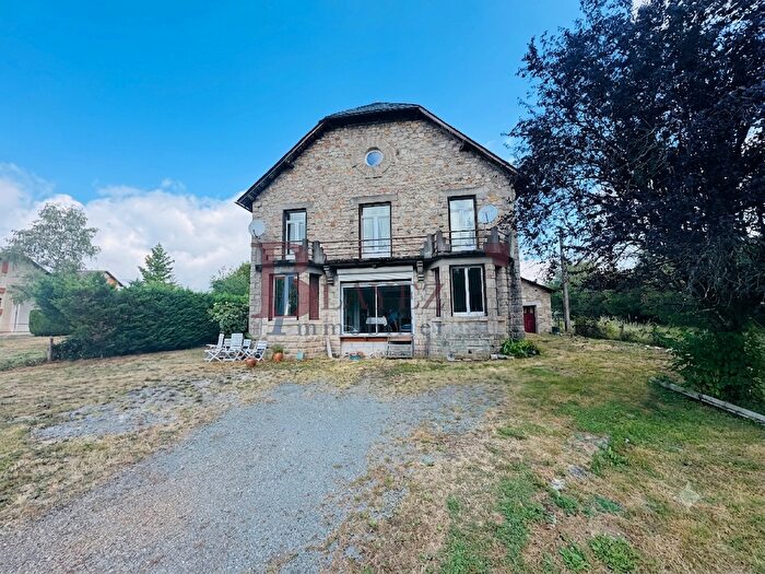 Maison 7 pièces à Saint-Priest-de-Gimel, à vendre