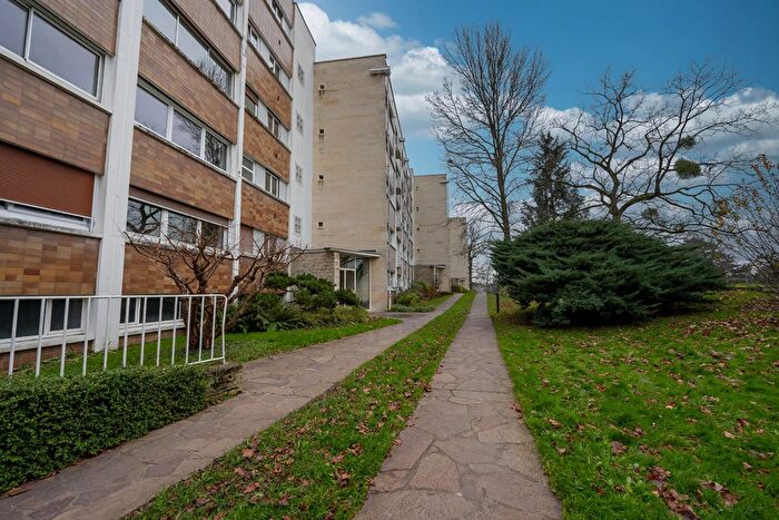 Appartement à vendre - Vaucresson - 4 pièces - 2 chambres