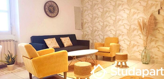 Appartement à louer - Arènes, Nîmes - 1 pièce - 5 chambres