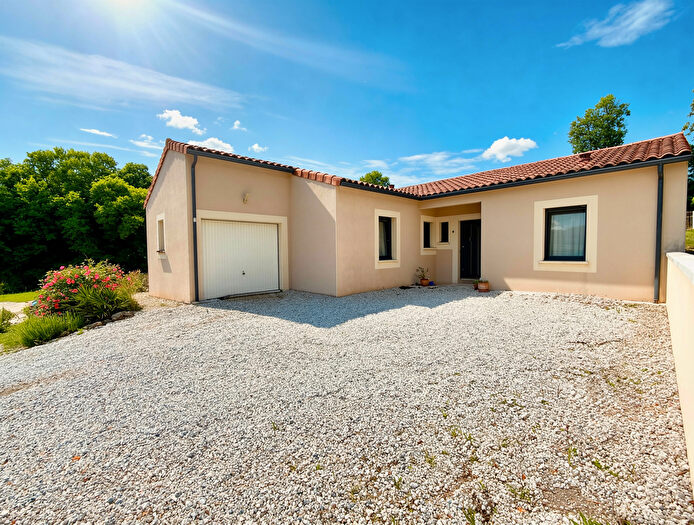 Maison à louer - Puymoyen - 6 pièces - 4 chambres