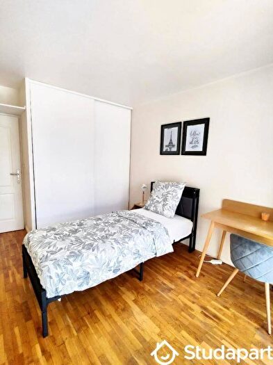 Appartement à louer - Pvé Neuf-Mont dEst, Noisy-le-Grand - 1 pièce - 5 chambres