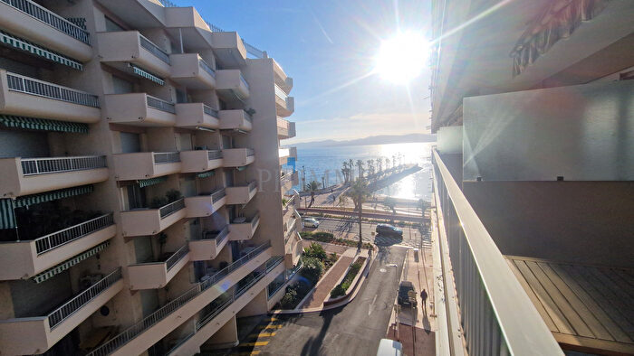 Appartement à vendre - Saint-Raphaël, Centre-ville - 3 pièces - 2 chambres