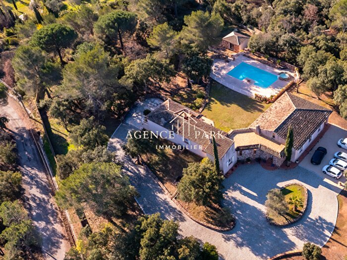 Maison à vendre - Roquebrune-sur-Argens, La Bouverie - 9 pièces - 5 chambres