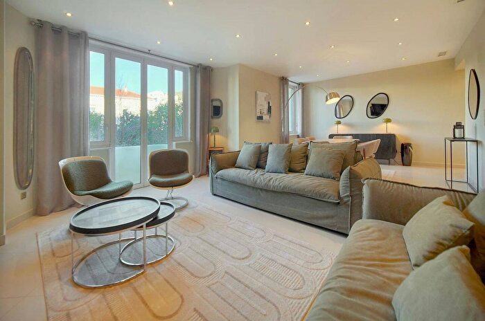 Appartement à louer - Pointe Croisette, Cannes - 4 pièces - 3 chambres