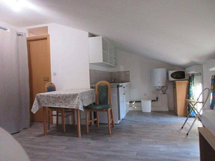 Nord, Saint-Louis : Appartement 1 pièce à louer