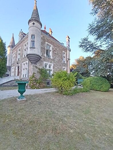 Maison 11 pièces à Saint-Bonnet-le-Château, à vendre