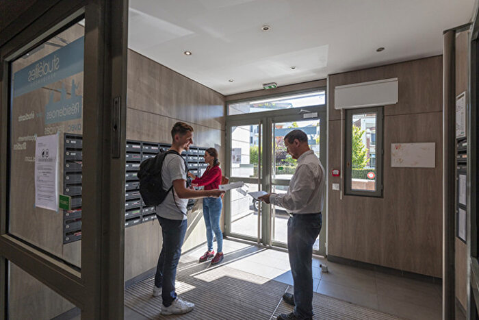 Appartement à louer - Rueil-Malmaison, Plaine Gare - 1 pièce