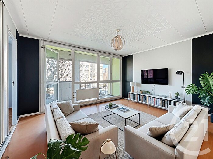 Appartement à vendre - Vénissieux - 4 pièces - 3 chambres