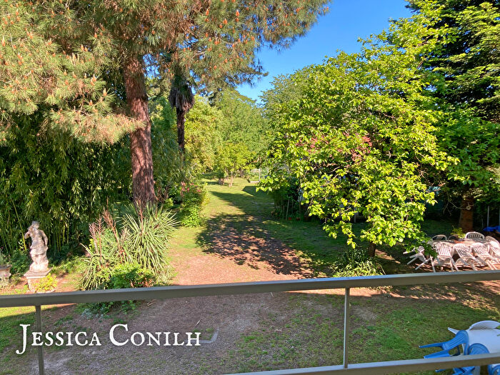 Maison à vendre - Pineuilh - 11 pièces - 6 chambres