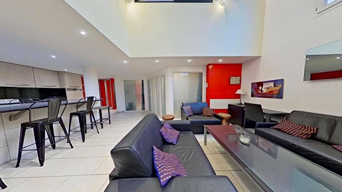 Appartement à louer - Belleville-Saint Maur, Paris ème arrondissement - 6 pièces - 5 chambres